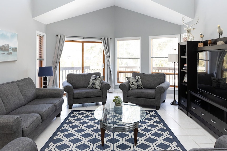 Villa Upper & Lower Special Rates Sleeps 15, Very Close To Beach Access, - Wasaga Beach