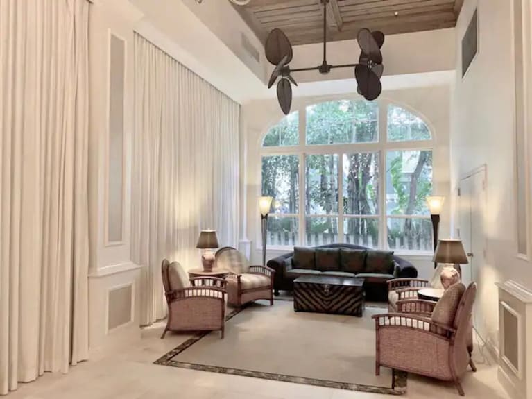 Palm Beach Paradise Walk To Beach Pool Wifi 86" 4k Uhd Tv - Palm Beach, FL