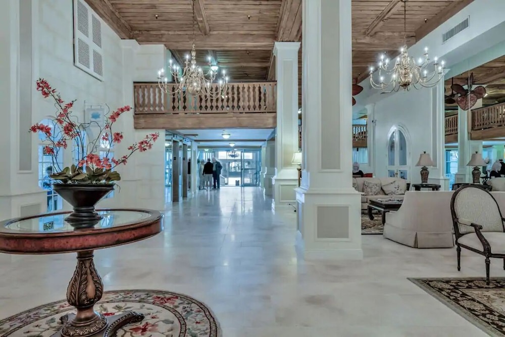 Tropical Beach Condo - Pool, 86" Tv, Wifi, One Block To Beach - Palm Beach, FL