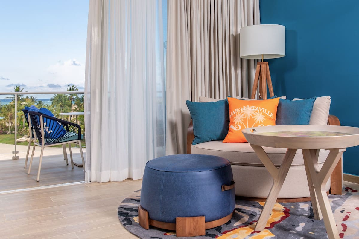 Suíte superluxo, de frente para a praia | Sala de estar | Smart TV, Netflix, mesa de pingue-pongue, brinquedos