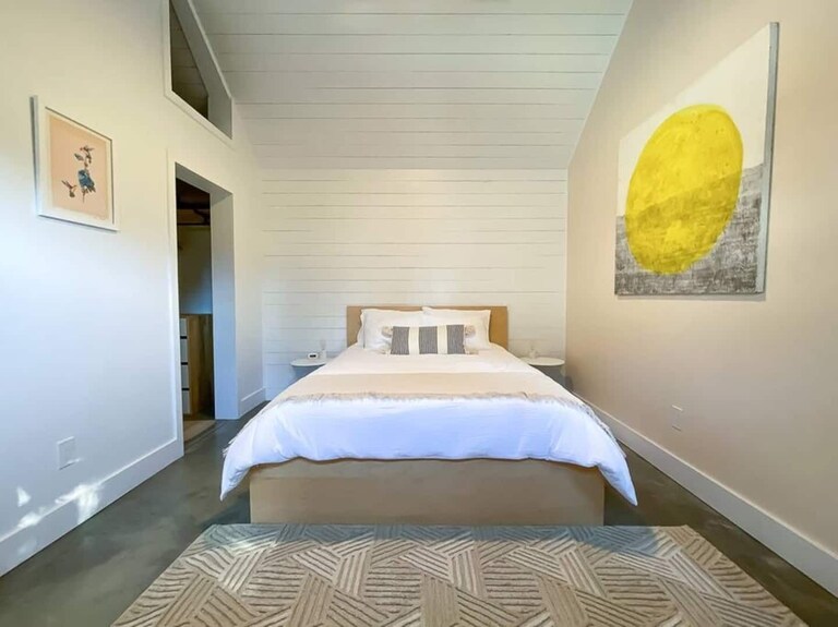 Walkable Modern Retreat - Oregon