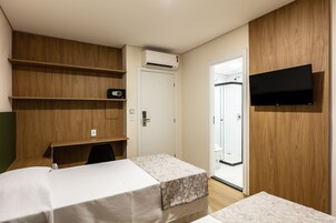 Quarto Standard, 2 camas individuais | Roupa hipoalergénica, cofre no quarto, com mobília individualizada 