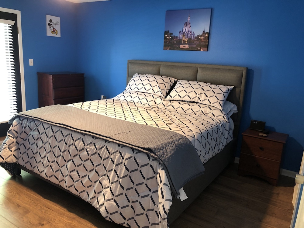 Comfortable And Spacious 3 Bedroom Home - West Des Moines, IA
