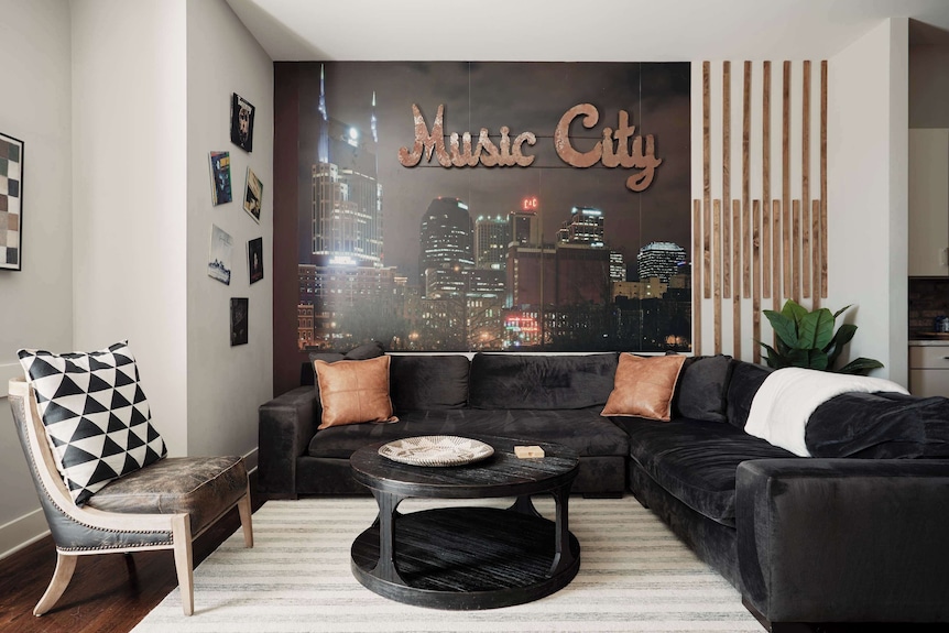 Chic 3bd, Rooftop, Game Room, 10 Min To Broadway, Garage, Ping Pong, Karaoke, Axe Throwing, Shuffleboard, 10 Mins To Broadway, 5 Mins To Five Points, Perfect For Bachelors Or Bachelorettes, 24 Hr Hospitality - Hendersonville, TN