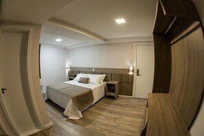 Quarto luxo, 1 cama Queen | Frigobar, escrivaninha, Wi-Fi de cortesia, roupa de cama