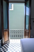 Quarto com design assinado, sacada | Vista do quarto