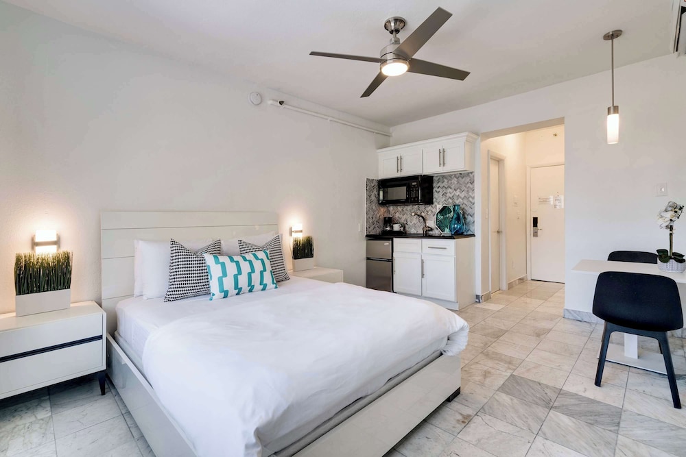 Best Location By The Beach ! Free Wifi - Tv - All Amenities - Surfside, FL