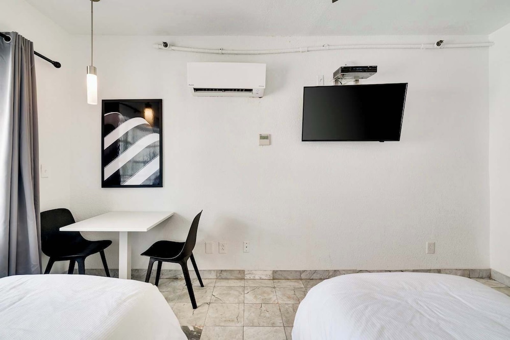 Best Location By The Beach ! Free Wifi - Tv - All Amenities - Surfside, FL
