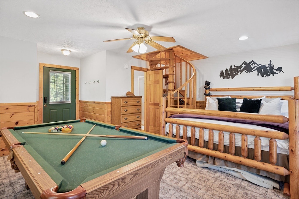 Cozy Secluded Cabin ★ Hot Tub ★ Pool ★Views ★ Grill - Townsend, TN