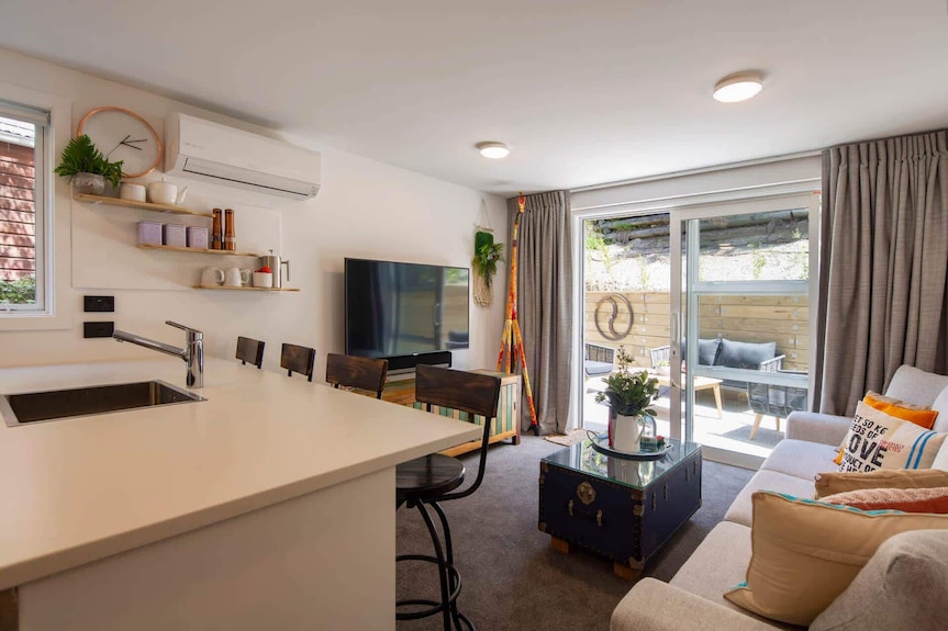 Hillside Villa 2 Modern 2br Walk To Town & A/c -