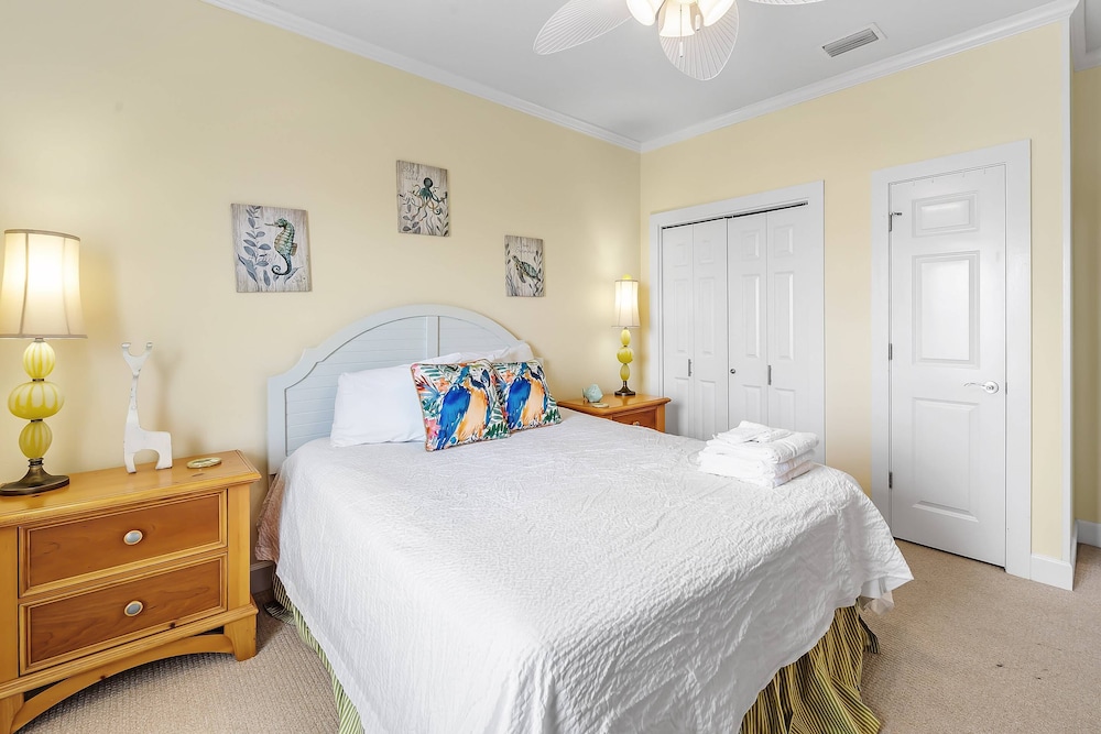 Happy Feet ~ Pet-friendly, Steps To Beach + $400 In Free Activities Daily ~ Zoo/parasailing + More - Gulf Shores, AL