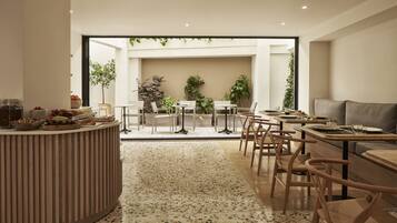 Café da manhã com buffet grátis todos os dias