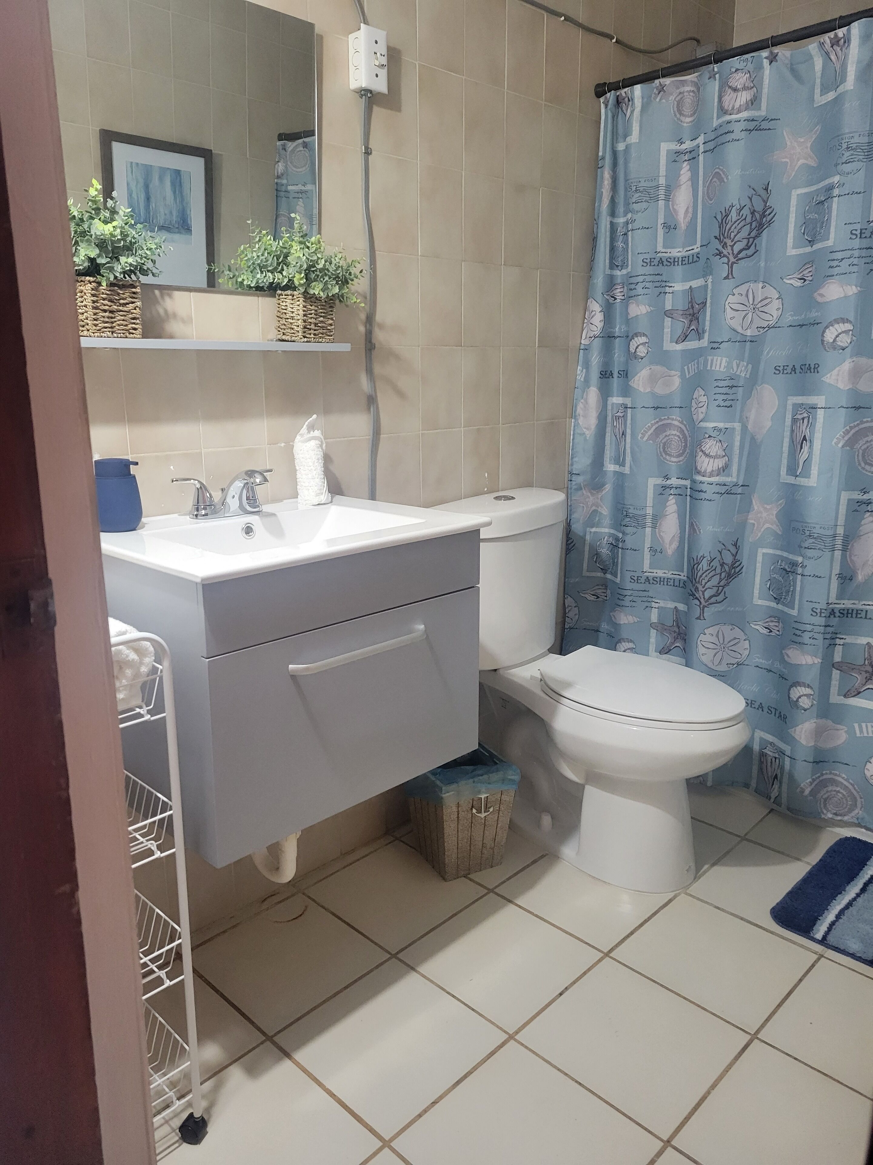 Apartamento | Casa de banho | Uma banheira, toalhas fornecidas, sabão, champô 