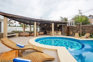 Piscina externa, funciona das 9h às 20h, guarda-sóis, espreguiçadeiras