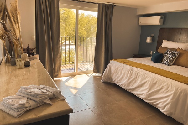 Suíte com design assinado, 1 cama King, geladeira | 1 quarto, frigobar, escrivaninha, espaço de trabalho para notebook