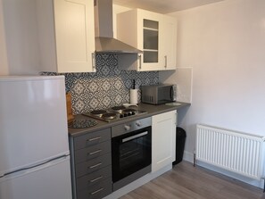 Apartamento | Cozinha privada | Um frigorífico, um micro-ondas, um forno, uma placa de cozinha 