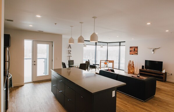 Apartamento, 2 quartos | Área de estar | Smart TV