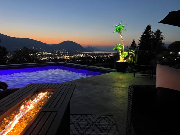 Sunsets Mansion Penticton 5 bed pool hottub sauna/gym Reviews, Deals ...