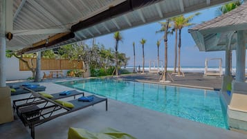 Vila superluxo, 5 quartos, vista para a praia, de frente para a praia | Piscina particular