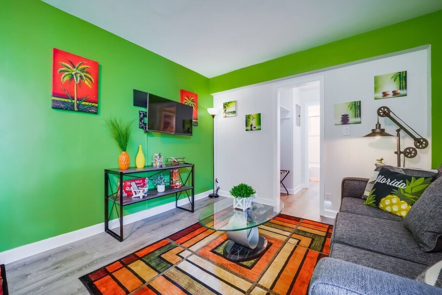 Spacious Studio W/private Patio & Grill - Fort Lauderdale, FL