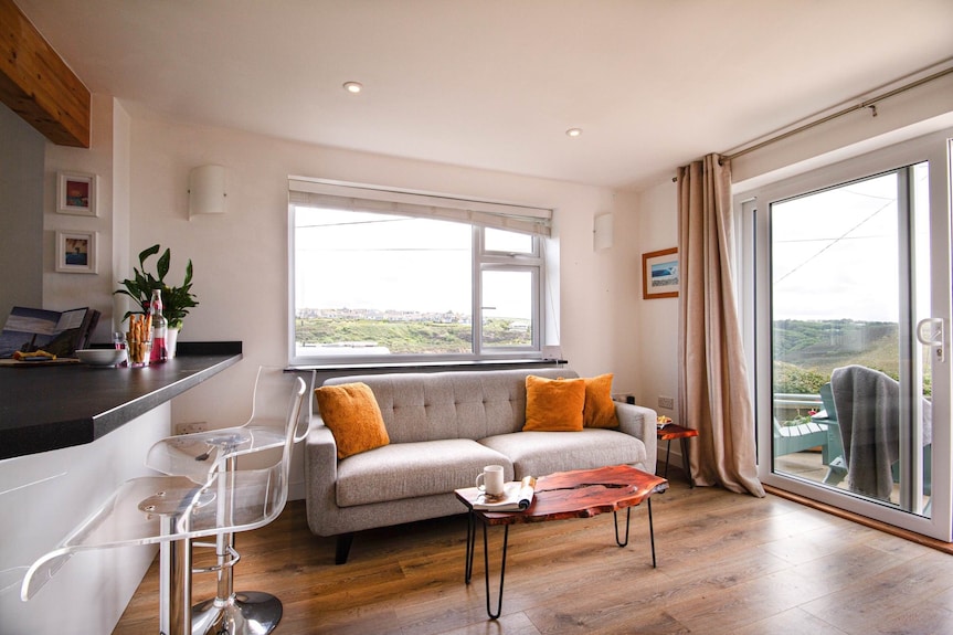 Spectacular One Bedroom Apartment , Incredible Coastal Views, Walk To The Beach - Camborne