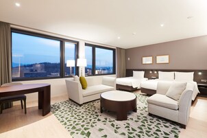 Roupas de cama premium, cofres nos quartos, escrivaninha