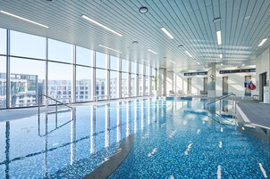Piscina interna, funciona das 7h30 às 21h30, espreguiçadeiras