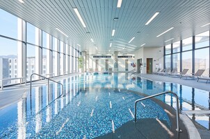 Piscina interna, funciona das 7h30 às 21h30, espreguiçadeiras