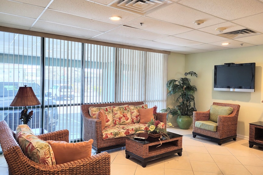 Bay-view Makai Studio With Shared Pool, Gym, Sauna, & Billiards - Walk To Beach - Ocean City, MD