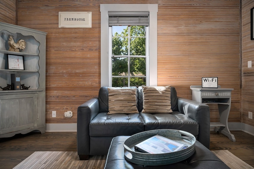 Bowie Cottage | Hot Tub | 2 Fireplaces - Texas