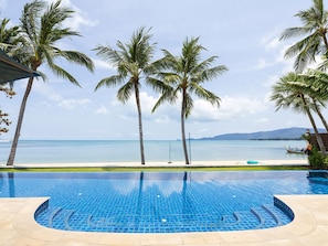 Piscina exterior, guarda-sóis, espreguiçadeiras