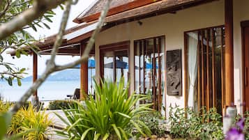 5 quartos, secretária, cortinas/cortinados opacos