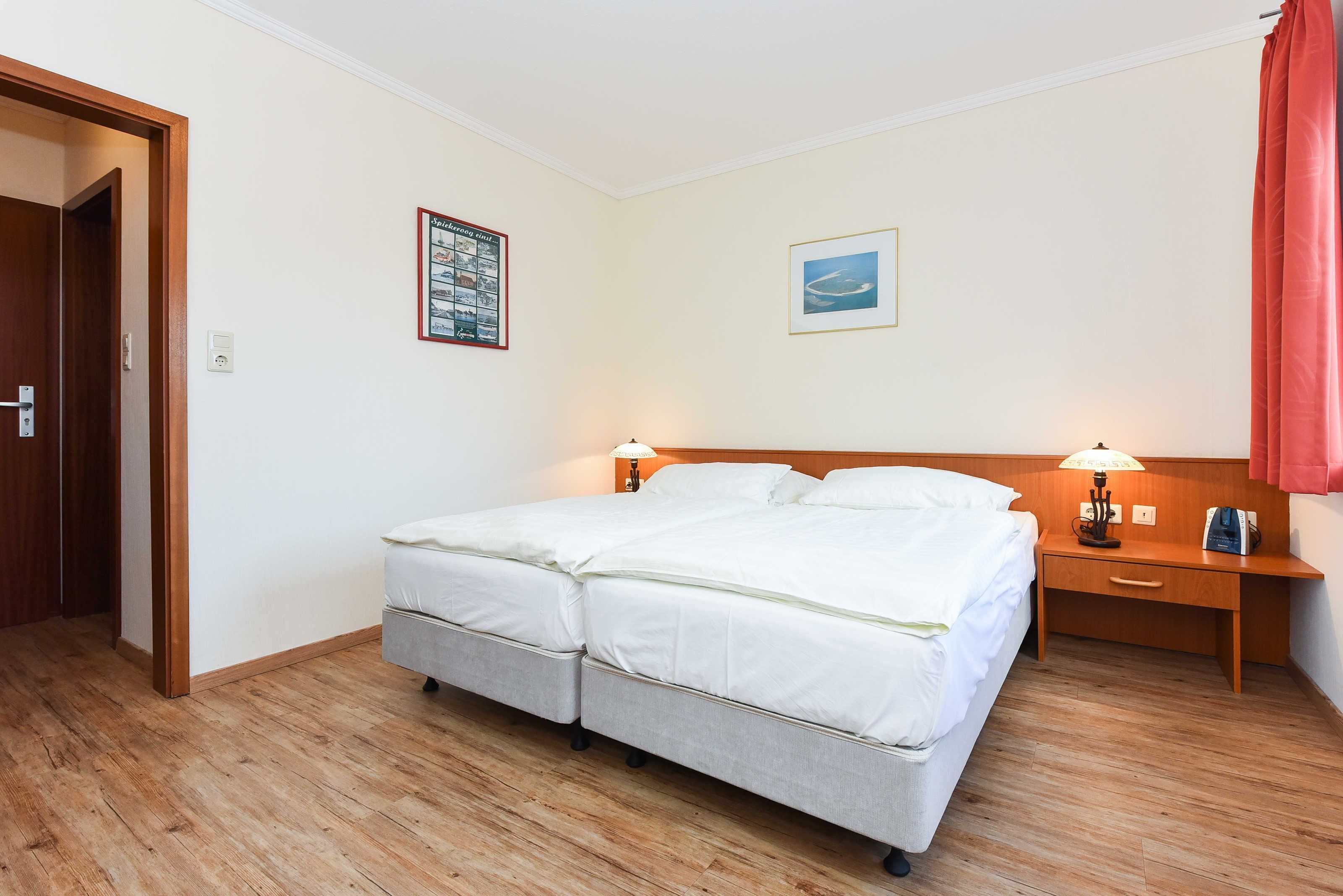 Doppelzimmer Im Obergeschoss Kategorie I - Doppelzimmer Im Obergeschoss Im Hotel Benser Watt - Neuharlingersiel