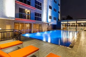 Piscina exterior, espreguiçadeiras