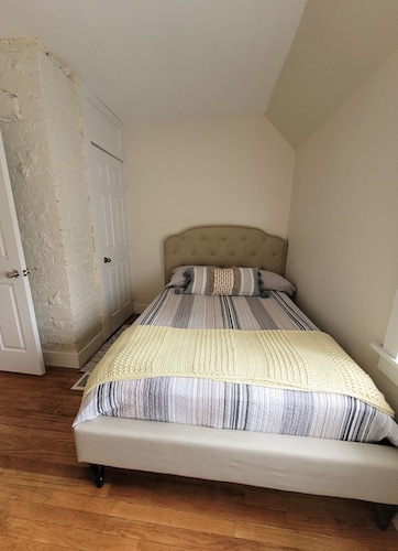 Homey & Beautiful-self Check In-historic Ypsilanti - Ypsilanti, MI