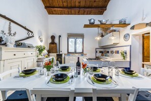 Vila, 3 quartos, para fumantes, piscina particular | Cozinha privada | Cooktop, cafeteira/chaleira, chaleira elétrica, mesas de jantar