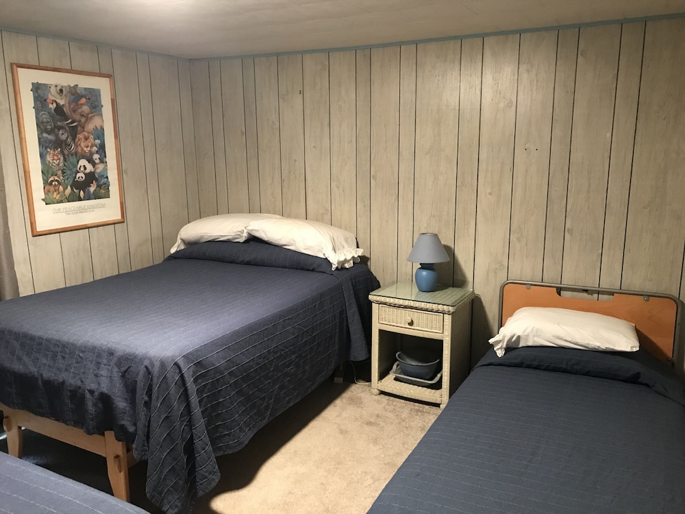 Quaint Farmhouse Near Great Lakes - エルク・ラピッズ, MI