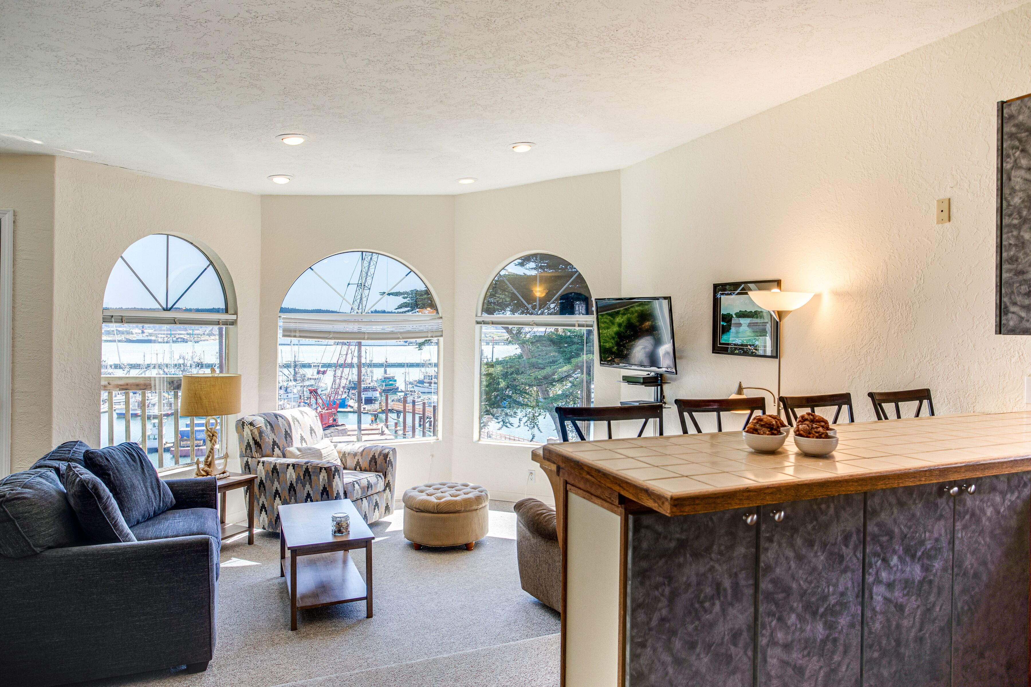 Bay Front Views! Shopping, Restaurants! Museums! - Newport, OR