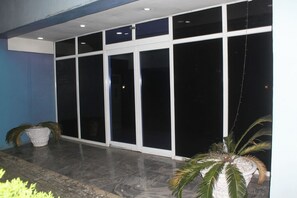 Quarto, 1 quarto, acessível, fumadores | Entrada do alojamento
