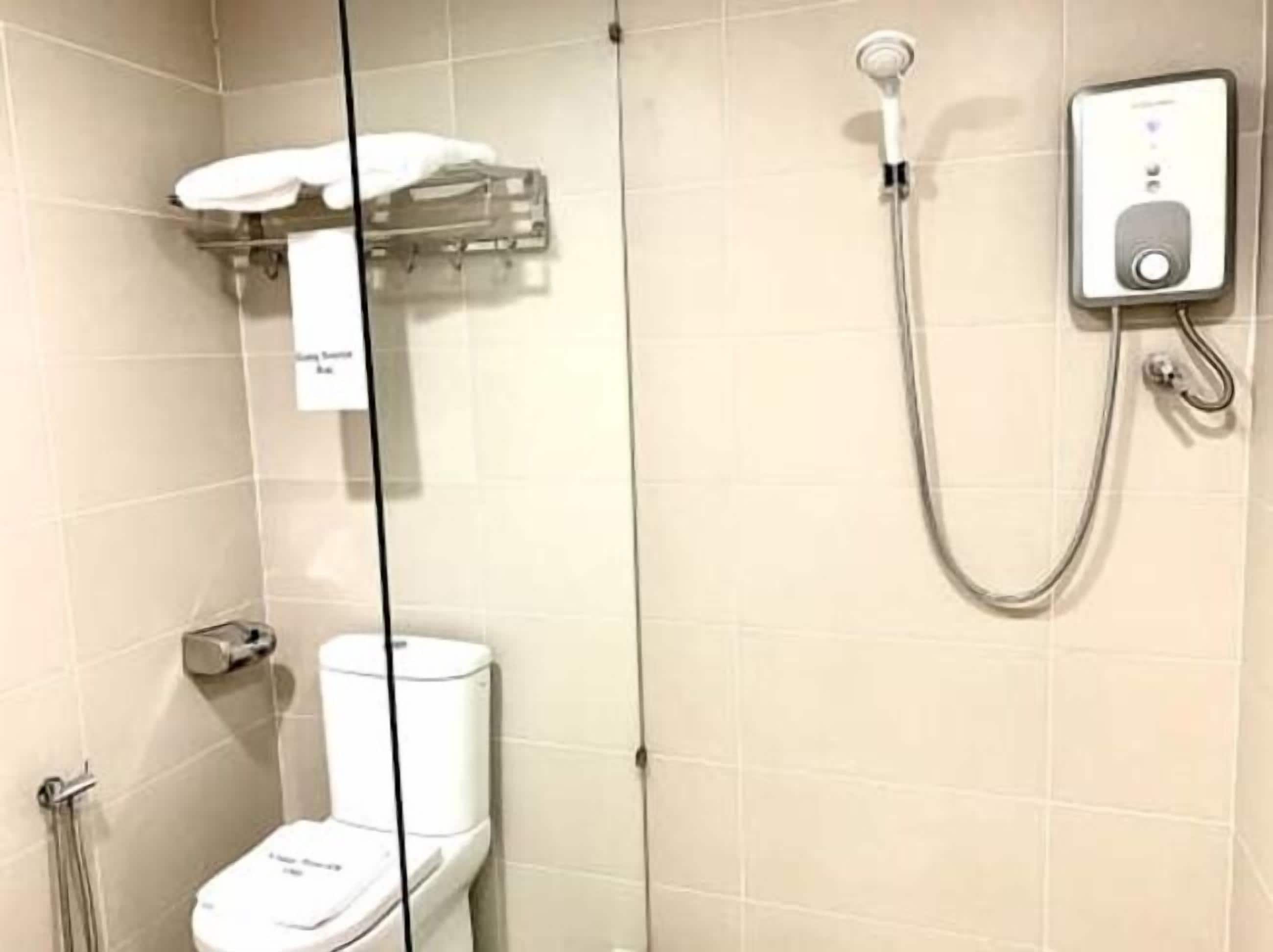 Quarto solteiro standard, sem janelas | Banheiro | Chuveiro, produtos de toalete grátis, chinelos 