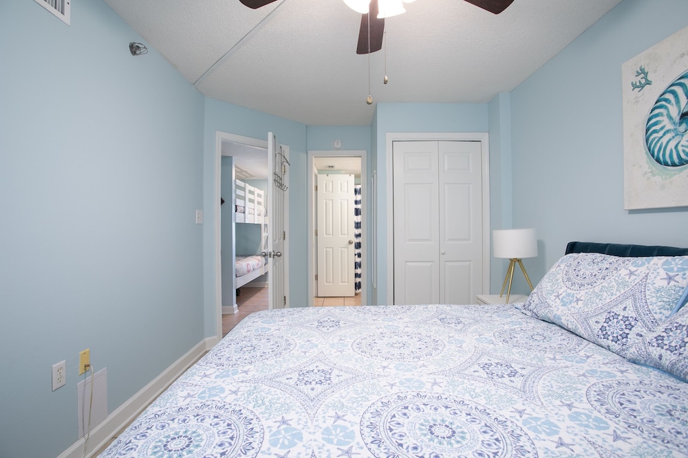 Awesome Beachfront Condo! Clearwater 1b - Gulf Shores, AL