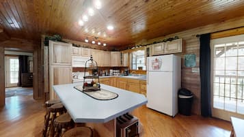 Cabine, 3 quartos | Cozinha privada | Um frigorífico, um micro-ondas, um forno, uma cafeteira/bule