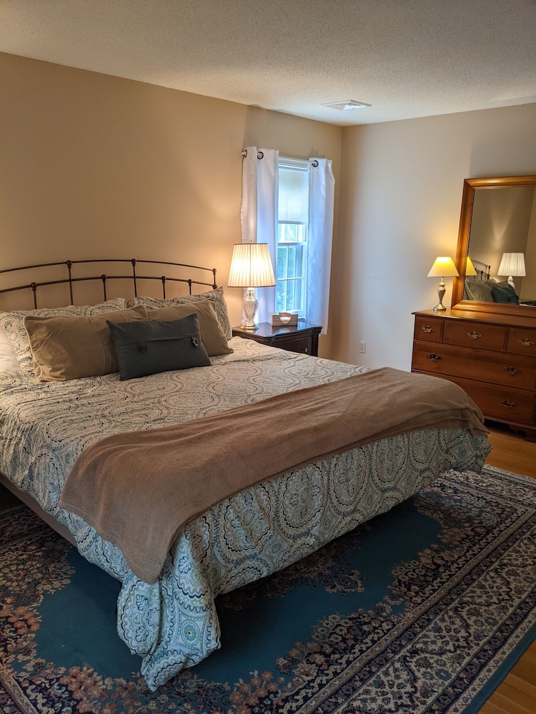 Private 4 Br Ranch Tucked In The Woods 1.5 Miles From Beach - Falmouth, MA