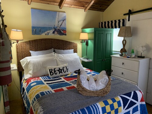 Cottage With Water View. Steps Away From Private Beach - Massachusetts