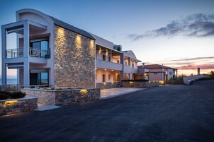 Fachada do alojamento (tarde/noite)