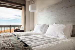 Cofres nos quartos, escrivaninha, espaço de trabalho para notebook