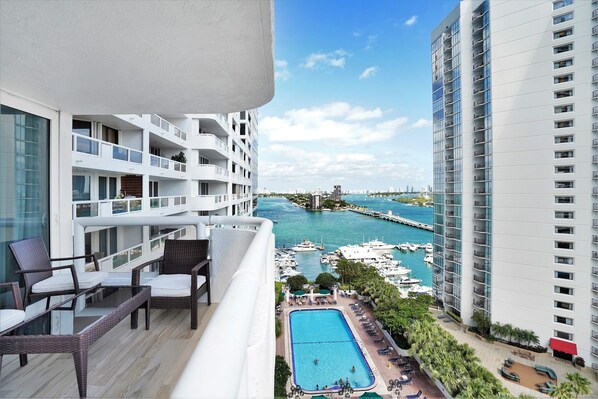 Aqua Marina! Water Views and Miami City Skyline Views - Renovated 2 ...