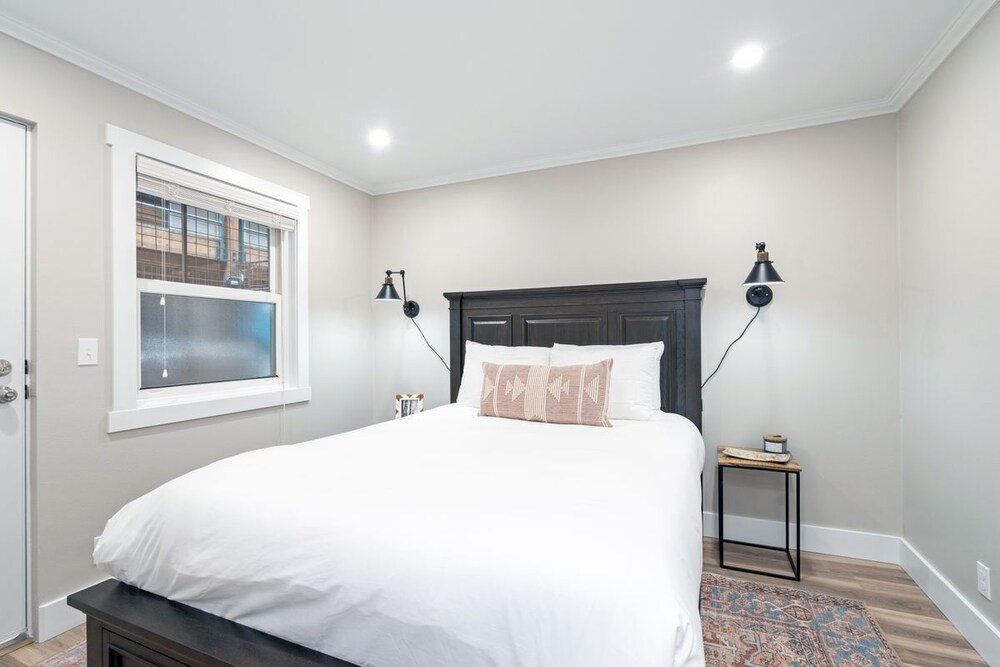 Modern, Chic Dream Location | Electric Fireplace, Covered Parking, Elevator | 3 Mins To Skiing! - Silverton