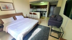 1 quarto, cofre no quarto, secretária 