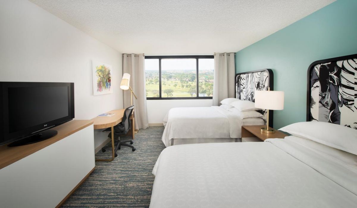 The Perfect Group Escape! 4 Beautiful Units, Pool, Near Miami Seaplane Base! - Miami, FL